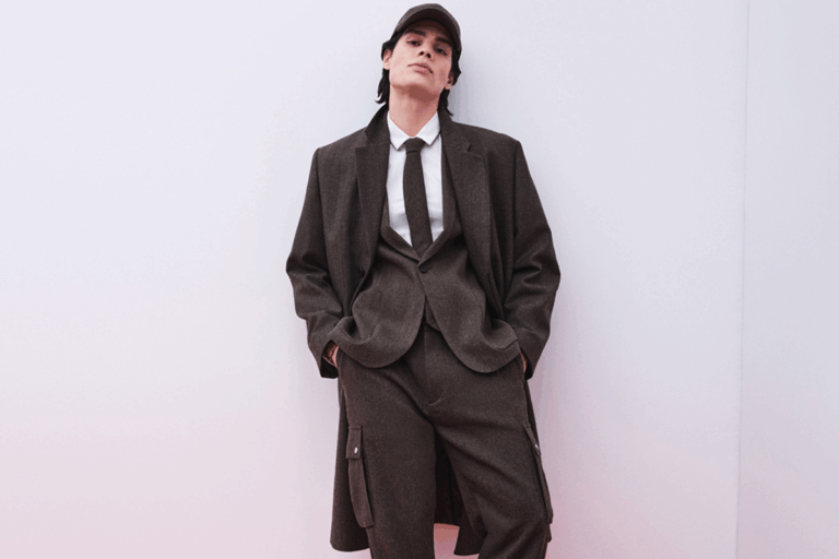 La nuova semplicità: beige, blu navy e acciaio - i colori chiave della moda autunnale maschile ...